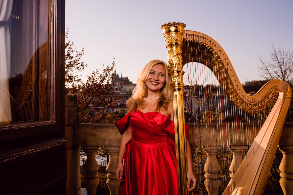 Jana Boušková vydává ve vlastní úpravě pro harfu album Má vlast | topvip.cz